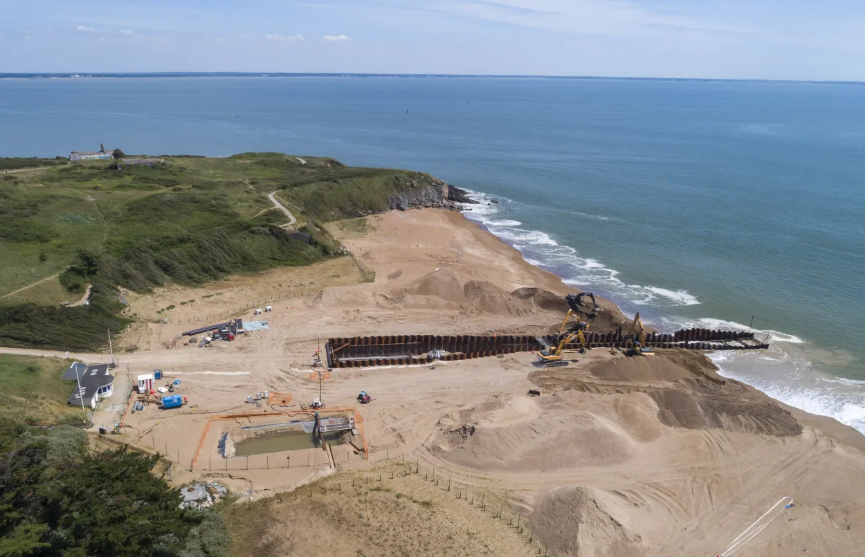 Acheminement et installation des fourreaux à proximité de la plage de ...